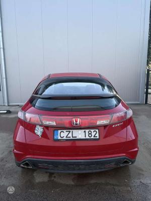 Red Honda Civic 2007 in Kaunas, with an engine capacity of 1.80 L and mileage of 300 thousand km for 1700 €, photo 5 on AUTOMOTO.COM.LV