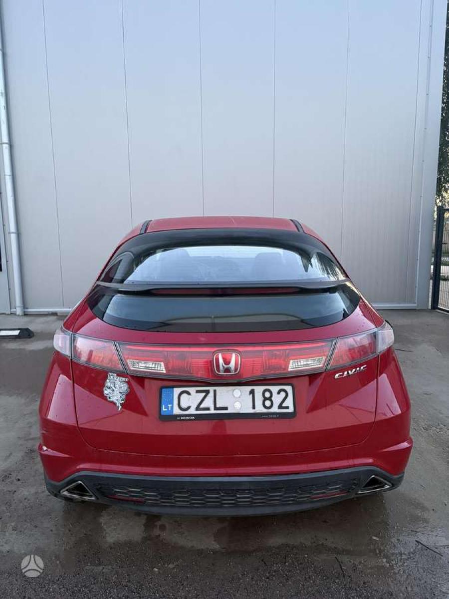 Red Honda Civic 2007 in Kaunas, with an engine capacity of 1.80 L and mileage of 300 thousand km for 1700 €, photo 5 on AUTOMOTO.COM.LV