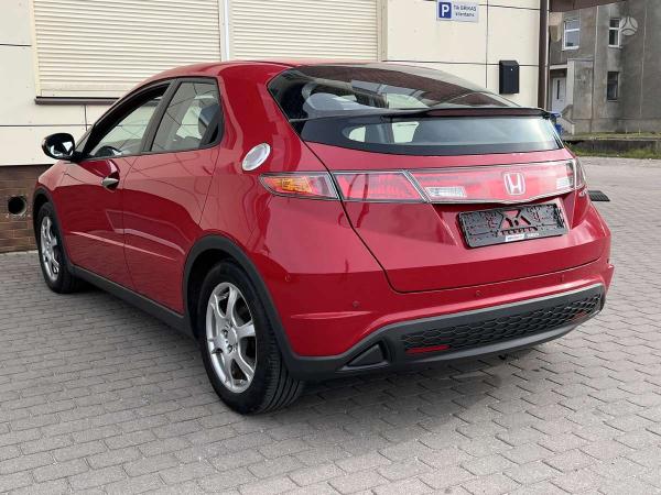 Red Honda Civic 2008 in Kretinga, with an engine capacity of 1.34 L and mileage of 101 thousand km for 3850 €, photo 2 on AUTOMOTO.COM.LV