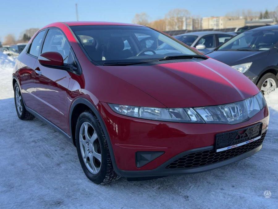 Red Honda Civic 2008 in Kretinga, with an engine capacity of 1.34 L and mileage of 101 thousand km for 3700 €, photo 2 on AUTOMOTO.COM.LV