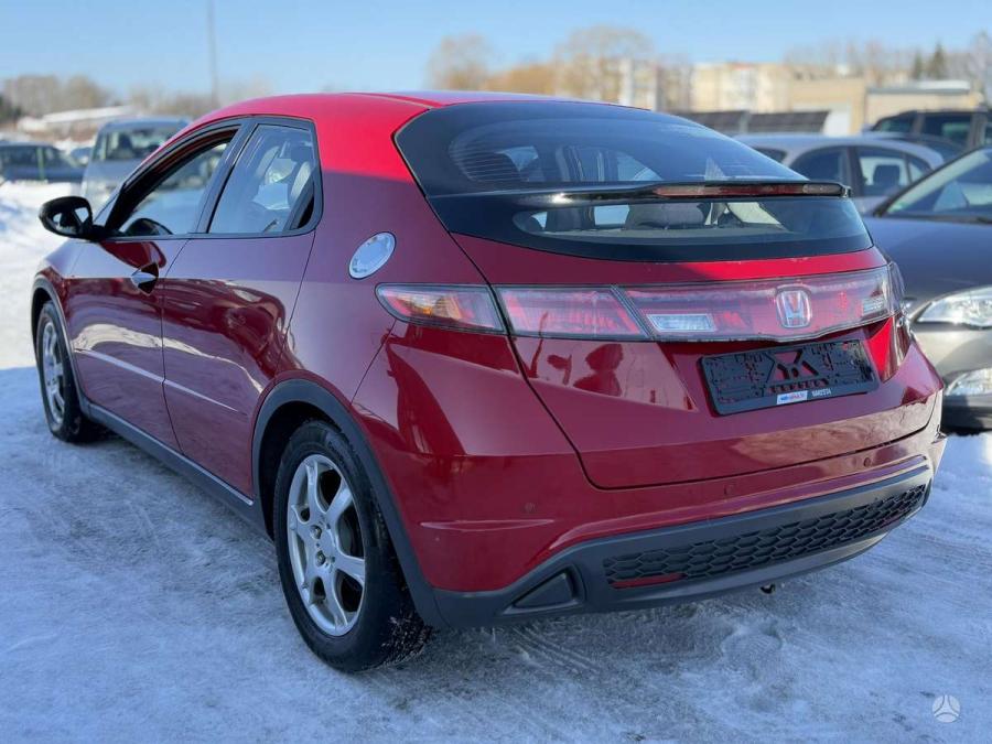 Red Honda Civic 2008 in Kretinga, with an engine capacity of 1.34 L and mileage of 101 thousand km for 3700 €, photo 6 on AUTOMOTO.COM.LV