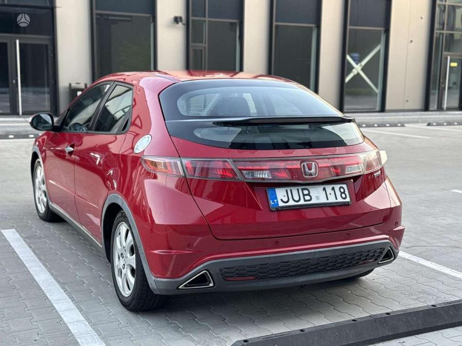 Red Honda Civic 2008 in Vilnius, with an engine capacity of 2.20 L and mileage of 197 thousand km for 2770 €, photo 1 on AUTOMOTO.COM.LV