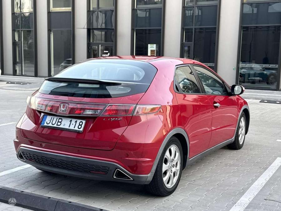 Red Honda Civic 2008 in Vilnius, with an engine capacity of 2.20 L and mileage of 197 thousand km for 2770 €, photo 3 on AUTOMOTO.COM.LV