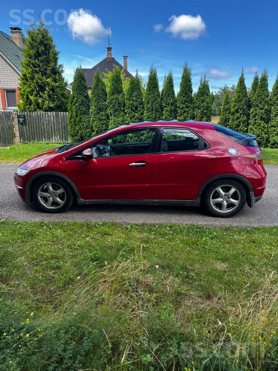 Red Honda Civic 2008 in Riga, with an engine capacity of 1.80 L and mileage of 357 thousand km for 1650 €, photo 6 on AUTOMOTO.COM.LV