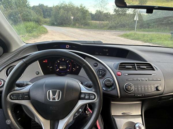 Red Honda Civic 2008 in Vilnius, with an engine capacity of 2.20 L and mileage of 329 thousand km for 1400 €, photo 9 on AUTOMOTO.COM.LV
