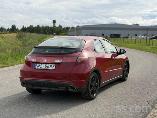 Red Honda Civic 2008 in Riga, with an engine capacity of 2.20 L and mileage of 293 thousand km for 1700 €, photo 4 on AUTOMOTO.COM.LV
