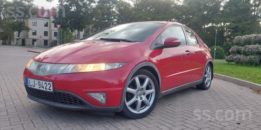 Red Honda Civic 2008 in Riga, with an engine capacity of 1.80 L and mileage of 318 thousand km for 1880 €, photo 3 on AUTOMOTO.COM.LV