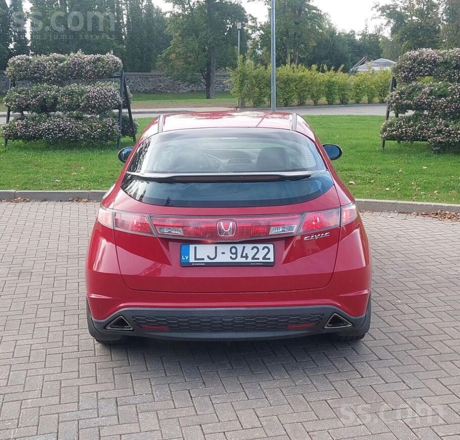Red Honda Civic 2008 in Riga, with an engine capacity of 1.80 L and mileage of 318 thousand km for 1880 €, photo 4 on AUTOMOTO.COM.LV