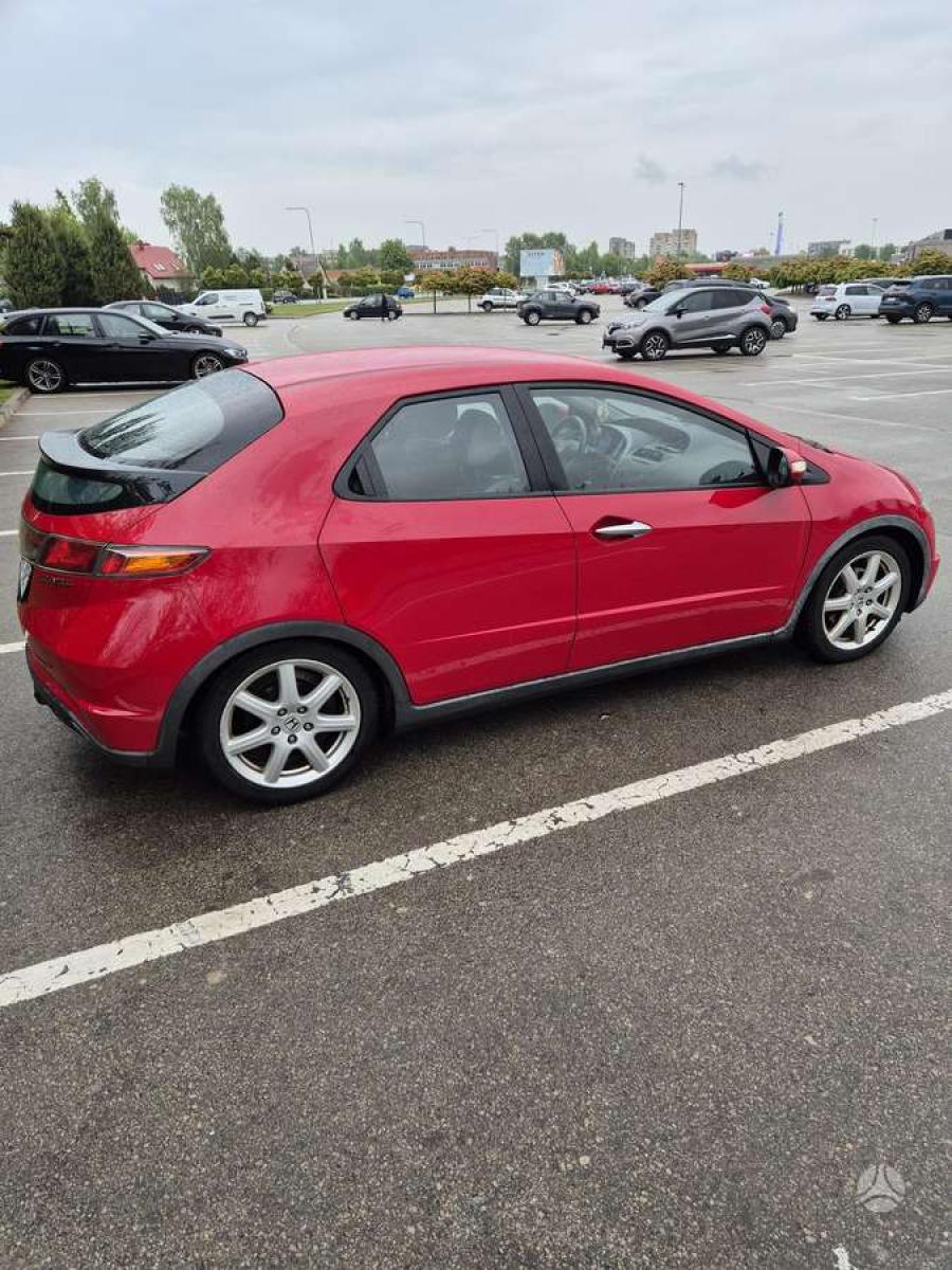 Red Honda Civic 2008 in Panevezys, with an engine capacity of 2.20 L and mileage of 326 thousand km for 1400 €, photo 5 on AUTOMOTO.COM.LV