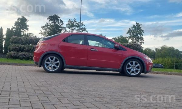 Honda Civic 2008 in Riga on AUTOMOTO.COM.LV Red Honda Civic 2008 in Riga, with an engine capacity of 1.80 L and mileage of 319 thousand km for 1880 €, photo 4 on AUTOMOTO.COM.LV