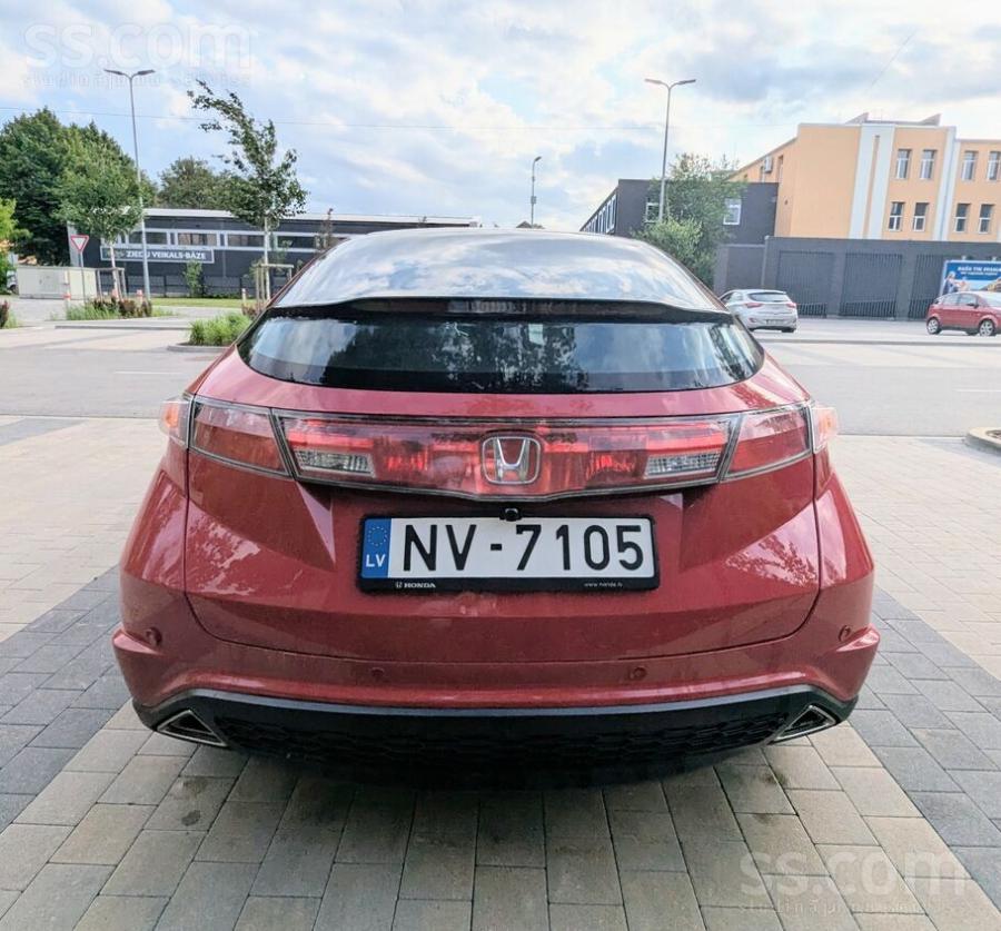 Red Honda Civic 2009 in Riga, with an engine capacity of 1.80 L and mileage of 185 thousand km for 1500 €, photo 2 on AUTOMOTO.COM.LV