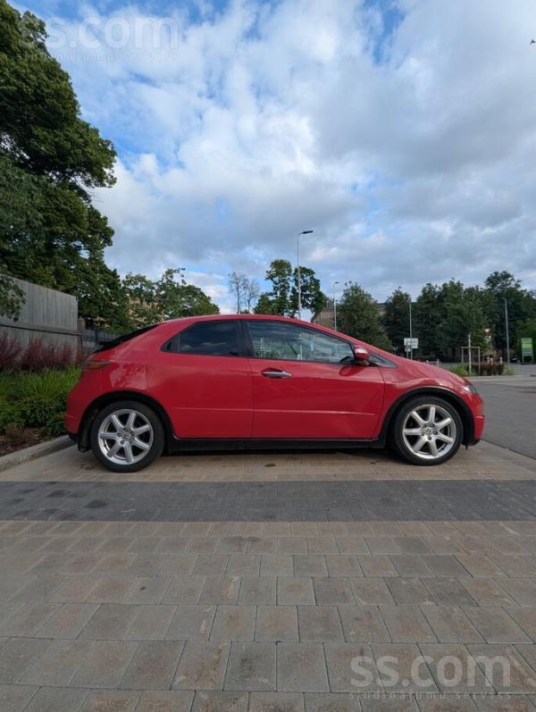 Red Honda Civic 2009 in Riga, with an engine capacity of 1.80 L and mileage of 185 thousand km for 1500 €, photo 3 on AUTOMOTO.COM.LV