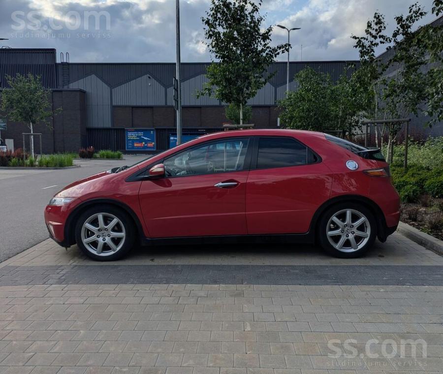 Red Honda Civic 2009 in Riga, with an engine capacity of 1.80 L and mileage of 185 thousand km for 1500 €, photo 4 on AUTOMOTO.COM.LV