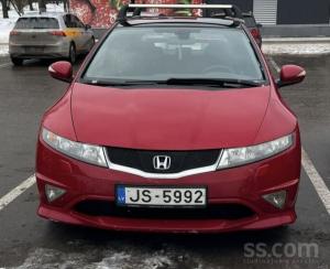 Red Honda Civic 2010 in Riga, with an engine capacity of 1.80 L and mileage of 107 thousand km for 4500 €, photo 2 on AUTOMOTO.COM.LV