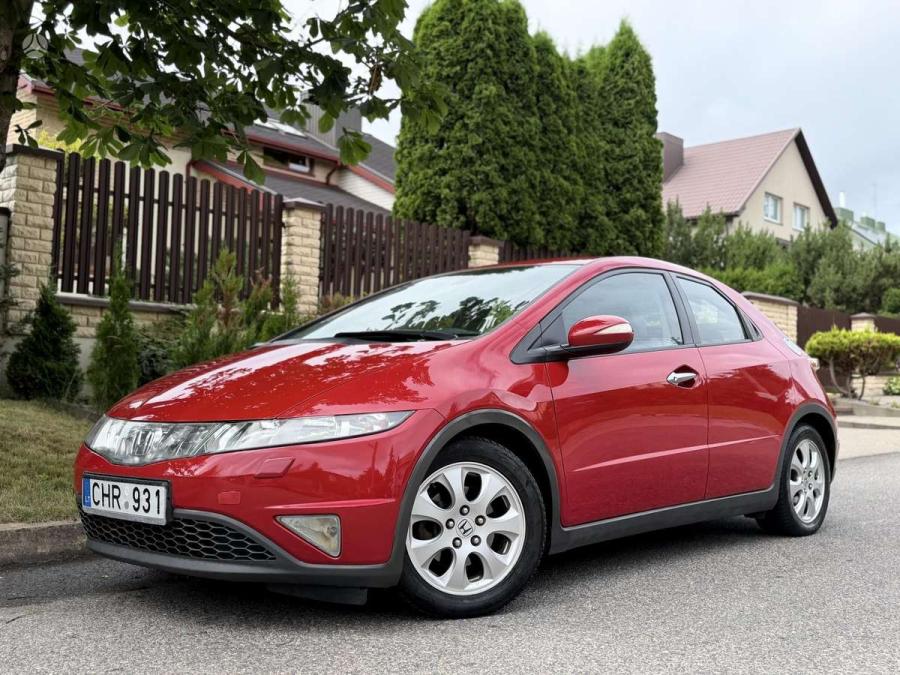 Red Honda Civic 2011 in Vilnius, with an engine capacity of 1.80 L and mileage of 214 thousand km for 3450 €, photo 1 on AUTOMOTO.COM.LV