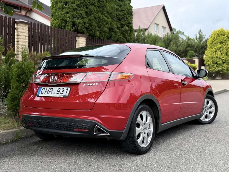 Red Honda Civic 2011 in Vilnius, with an engine capacity of 1.80 L and mileage of 214 thousand km for 3450 €, photo 3 on AUTOMOTO.COM.LV