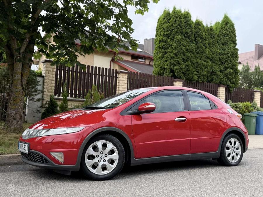 Red Honda Civic 2011 in Vilnius, with an engine capacity of 1.80 L and mileage of 214 thousand km for 3450 €, photo 7 on AUTOMOTO.COM.LV