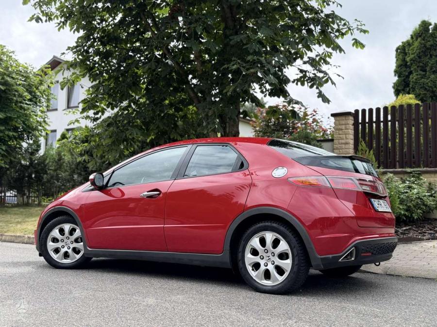 Red Honda Civic 2011 in Vilnius, with an engine capacity of 1.80 L and mileage of 214 thousand km for 3450 €, photo 10 on AUTOMOTO.COM.LV