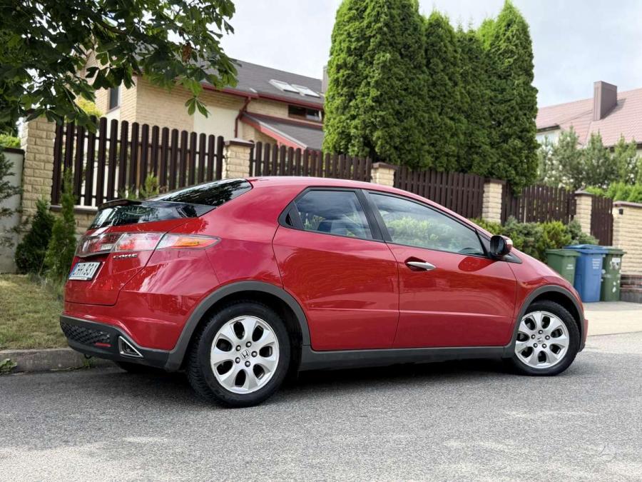Red Honda Civic 2011 in Vilnius, with an engine capacity of 1.80 L and mileage of 214 thousand km for 3450 €, photo 15 on AUTOMOTO.COM.LV