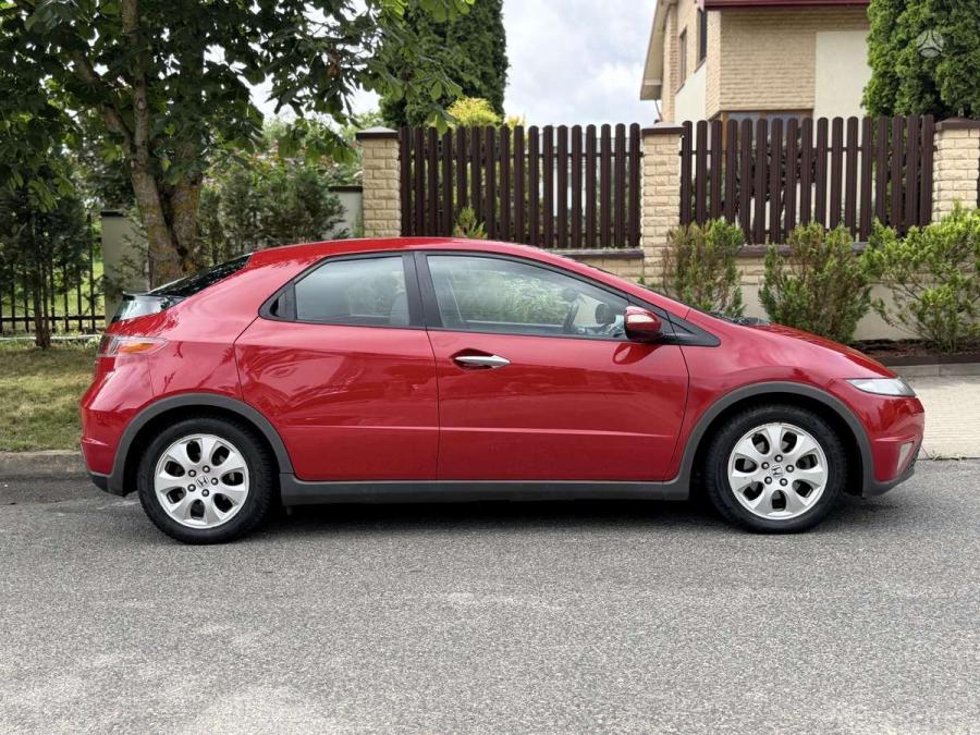 Red Honda Civic 2011 in Vilnius, with an engine capacity of 1.80 L and mileage of 214 thousand km for 3450 €, photo 18 on AUTOMOTO.COM.LV