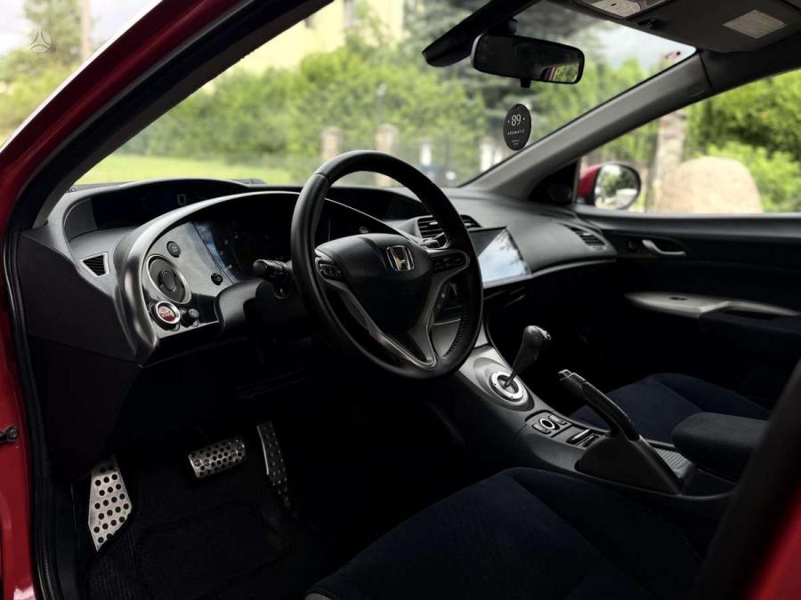 Red Honda Civic 2011 in Vilnius, with an engine capacity of 1.80 L and mileage of 214 thousand km for 3450 €, photo 24 on AUTOMOTO.COM.LV