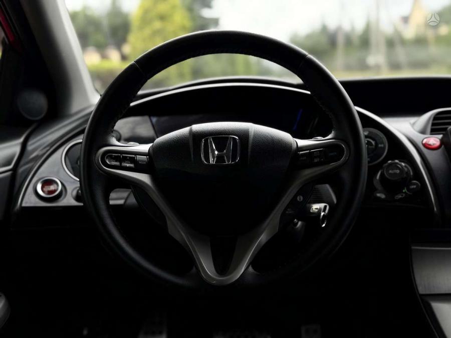 Red Honda Civic 2011 in Vilnius, with an engine capacity of 1.80 L and mileage of 214 thousand km for 3450 €, photo 32 on AUTOMOTO.COM.LV