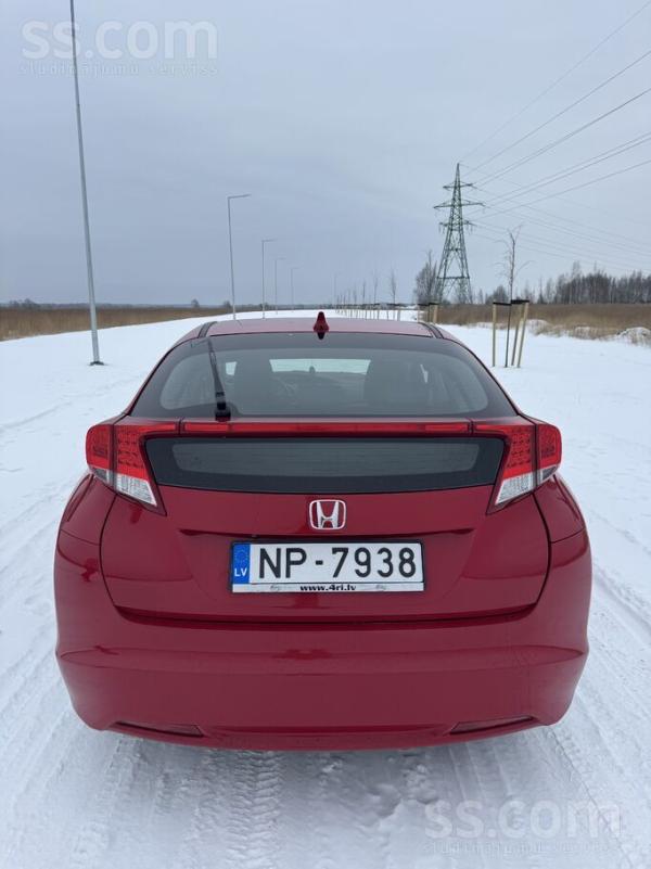 Red Honda Civic 2012 in Liepaja, with an engine capacity of 2.20 L and mileage of 316 thousand km for 4300 €, photo 4 on AUTOMOTO.COM.LV