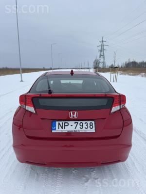 Red Honda Civic 2012 in Liepaja, with an engine capacity of 2.20 L and mileage of 316 thousand km for 4300 €, photo 4 on AUTOMOTO.COM.LV