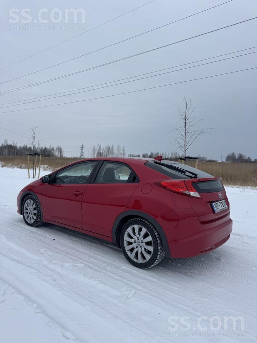 Red Honda Civic 2012 in Liepaja, with an engine capacity of 2.20 L and mileage of 316 thousand km for 4300 €, photo 5 on AUTOMOTO.COM.LV