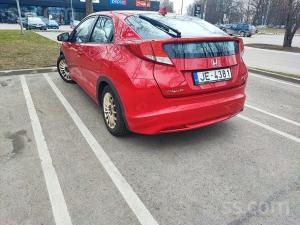 Красный Хонда Цивик 2013 в Рига, объемом двигателя 1.80 л и пробегом 220 тыс. км за 4800 €, фото  на AUTOMOTO.COM.LV