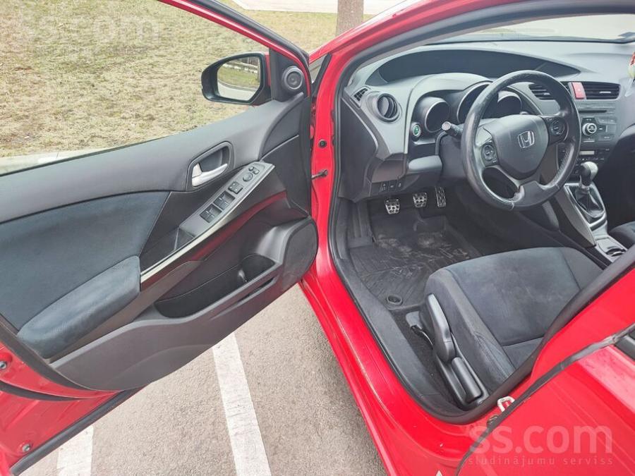 Red Honda Civic 2013 in Riga, with an engine capacity of 1.80 L and mileage of 220 thousand km for 4800 €, photo 3 on AUTOMOTO.COM.LV
