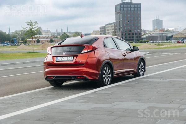 Sarkans Honda Civic 2015 Rīga, ar dzinēja tilpumu 1.80 L un nobraukumu 100 tūkst. km par 10500 €, foto 5 vietnē AUTOMOTO.COM.LV