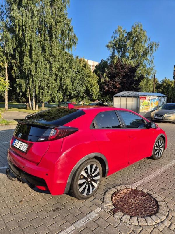 Red Honda Civic 2016 in Riga, with an engine capacity of 1.80 L and mileage of 212 thousand km for 8900 €, photo 4 on AUTOMOTO.COM.LV
