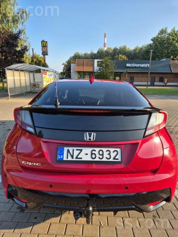 Red Honda Civic 2016 in Riga, with an engine capacity of 1.80 L and mileage of 212 thousand km for 8900 €, photo 6 on AUTOMOTO.COM.LV