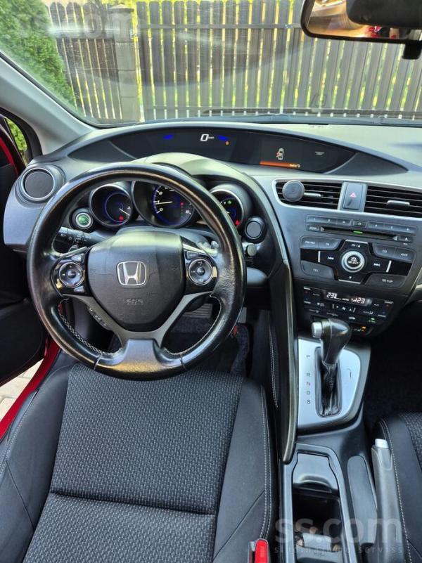 Red Honda Civic 2016 in Riga, with an engine capacity of 1.80 L and mileage of 212 thousand km for 8900 €, photo 7 on AUTOMOTO.COM.LV