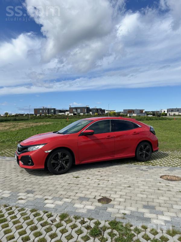 Red Honda Civic 2018 in Riga, with an engine capacity of 1.00 L and mileage of 100 thousand km for 10900 €, photo 4 on AUTOMOTO.COM.LV