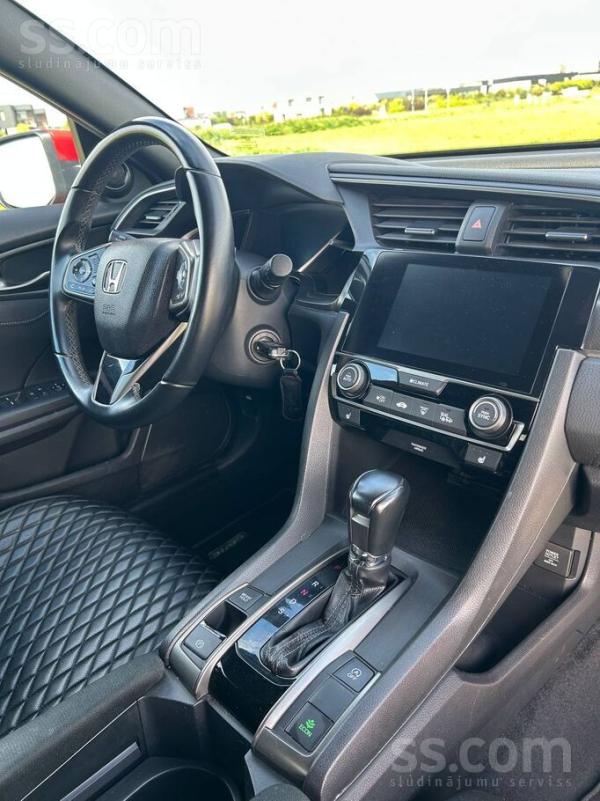 Red Honda Civic 2018 in Riga, with an engine capacity of 1.00 L and mileage of 100 thousand km for 10900 €, photo 10 on AUTOMOTO.COM.LV