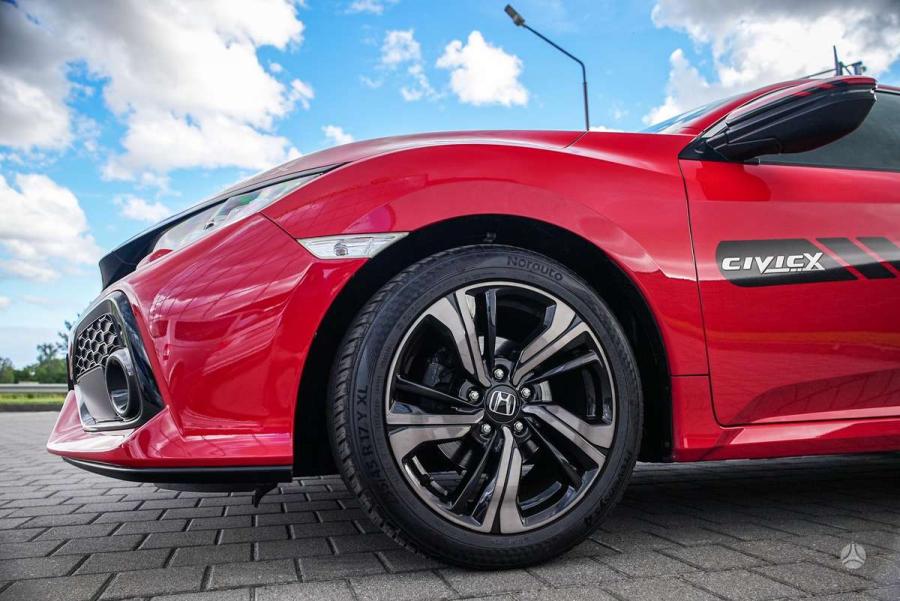 Red Honda Civic 2018 in Marijampole, with an engine capacity of 0.99 L and mileage of 119 thousand km for 11950 €, photo 7 on AUTOMOTO.COM.LV