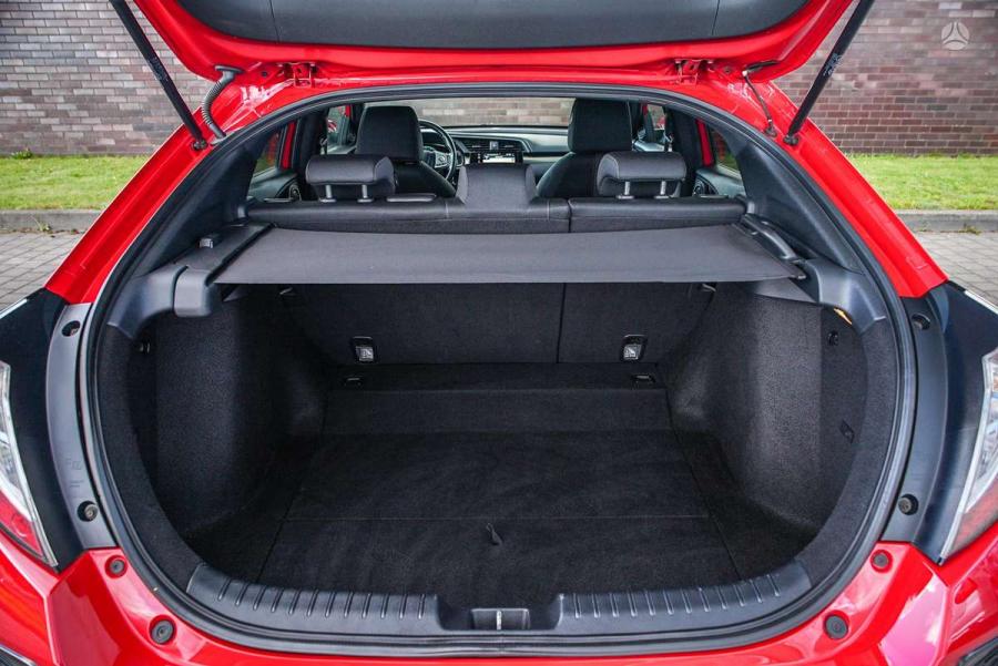 Red Honda Civic 2018 in Marijampole, with an engine capacity of 0.99 L and mileage of 119 thousand km for 11950 €, photo 15 on AUTOMOTO.COM.LV