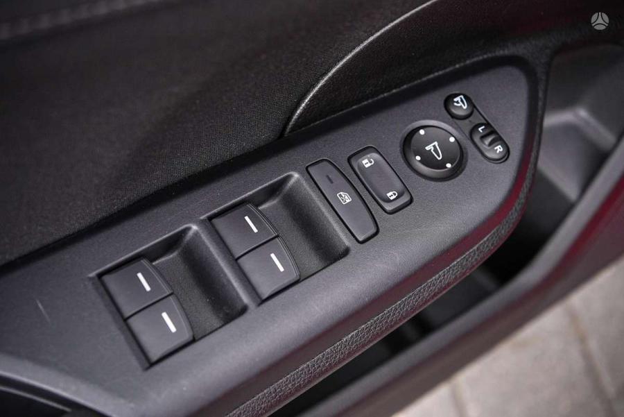 Red Honda Civic 2018 in Marijampole, with an engine capacity of 0.99 L and mileage of 119 thousand km for 11950 €, photo 30 on AUTOMOTO.COM.LV