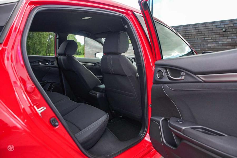 Red Honda Civic 2018 in Marijampole, with an engine capacity of 0.99 L and mileage of 119 thousand km for 11950 €, photo 33 on AUTOMOTO.COM.LV