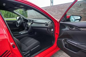 Red Honda Civic 2018 in Marijampole, with an engine capacity of 0.99 L and mileage of 119 thousand km for 11950 €, photo 35 on AUTOMOTO.COM.LV