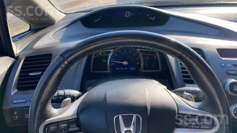 Sarkans Honda Civic 2007 Valmiera, ar dzinēja tilpumu 1.80 L un nobraukumu 272 tūkst. km par 1000 €, foto 3 vietnē AUTOMOTO.COM.LV