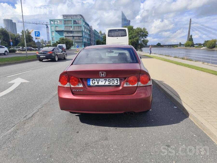 Sarkans Honda Civic 2007 Rīga, ar dzinēja tilpumu 1.80 L un nobraukumu 110 tūkst. km par 800 €, foto 7 vietnē AUTOMOTO.COM.LV