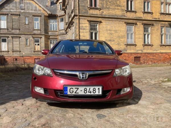 Red Honda Civic 2008 in Liepaja, with an engine capacity of 1.80 L and mileage of 204 thousand km for 3000 €, photo 8 on AUTOMOTO.COM.LV