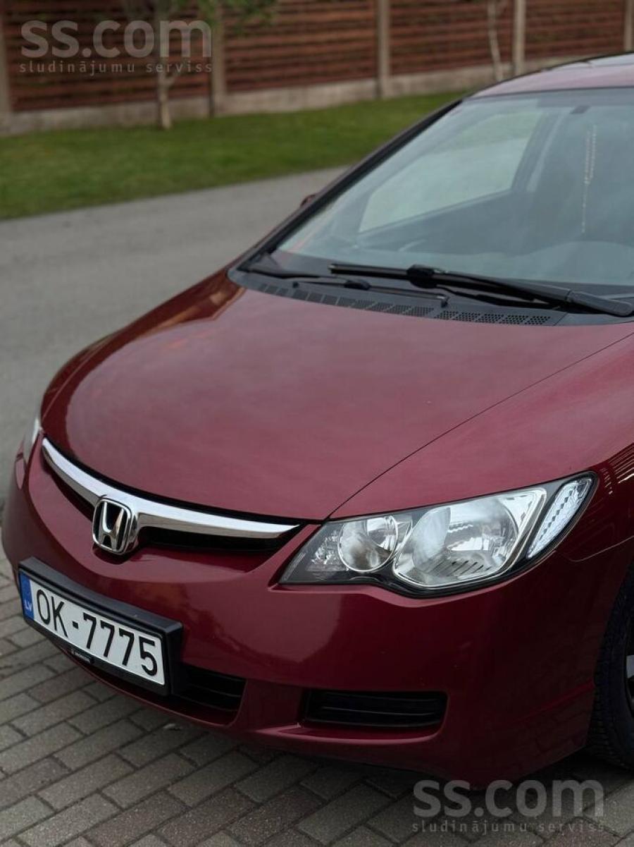 Red Honda Civic 2008 in Riga, with an engine capacity of 1.80 L and mileage of 190 thousand km for 3300 €, photo 1 on AUTOMOTO.COM.LV