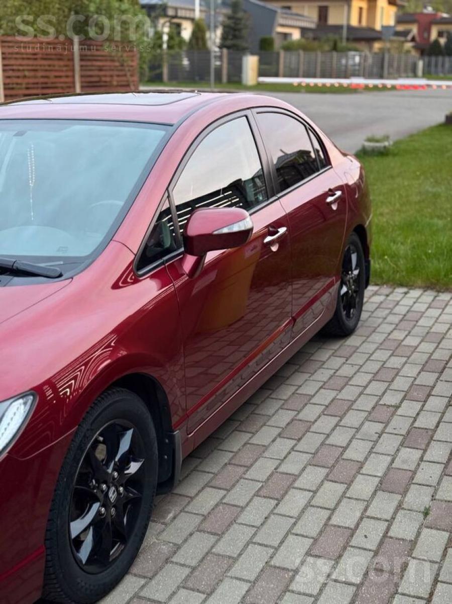 Red Honda Civic 2008 in Riga, with an engine capacity of 1.80 L and mileage of 190 thousand km for 3300 €, photo 3 on AUTOMOTO.COM.LV