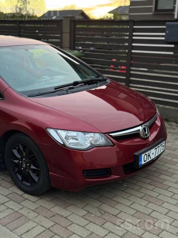 Red Honda Civic 2008 in Riga, with an engine capacity of 1.80 L and mileage of 190 thousand km for 3300 €, photo 3 on AUTOMOTO.COM.LV