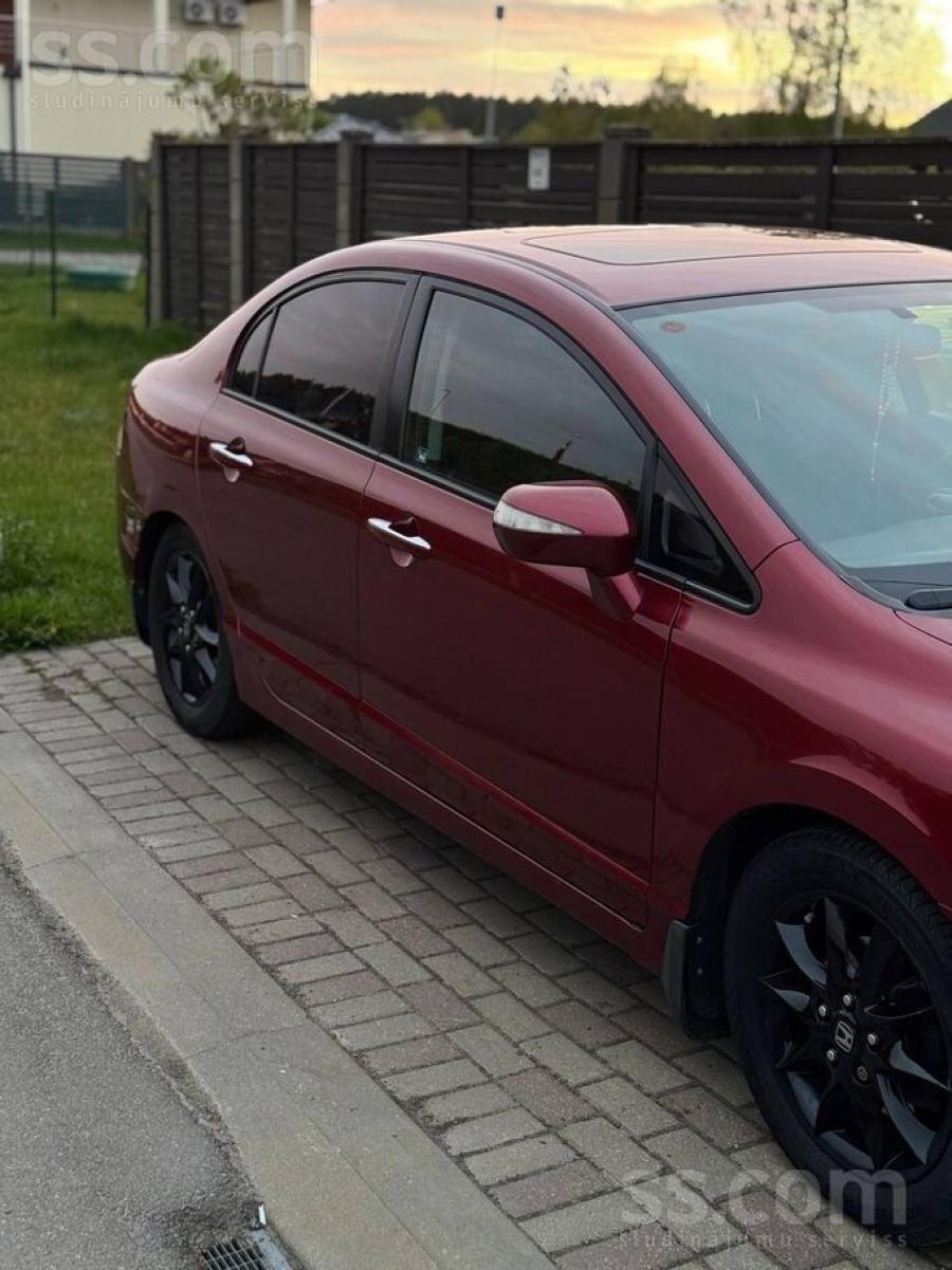 Red Honda Civic 2008 in Riga, with an engine capacity of 1.80 L and mileage of 190 thousand km for 3300 €, photo 5 on AUTOMOTO.COM.LV