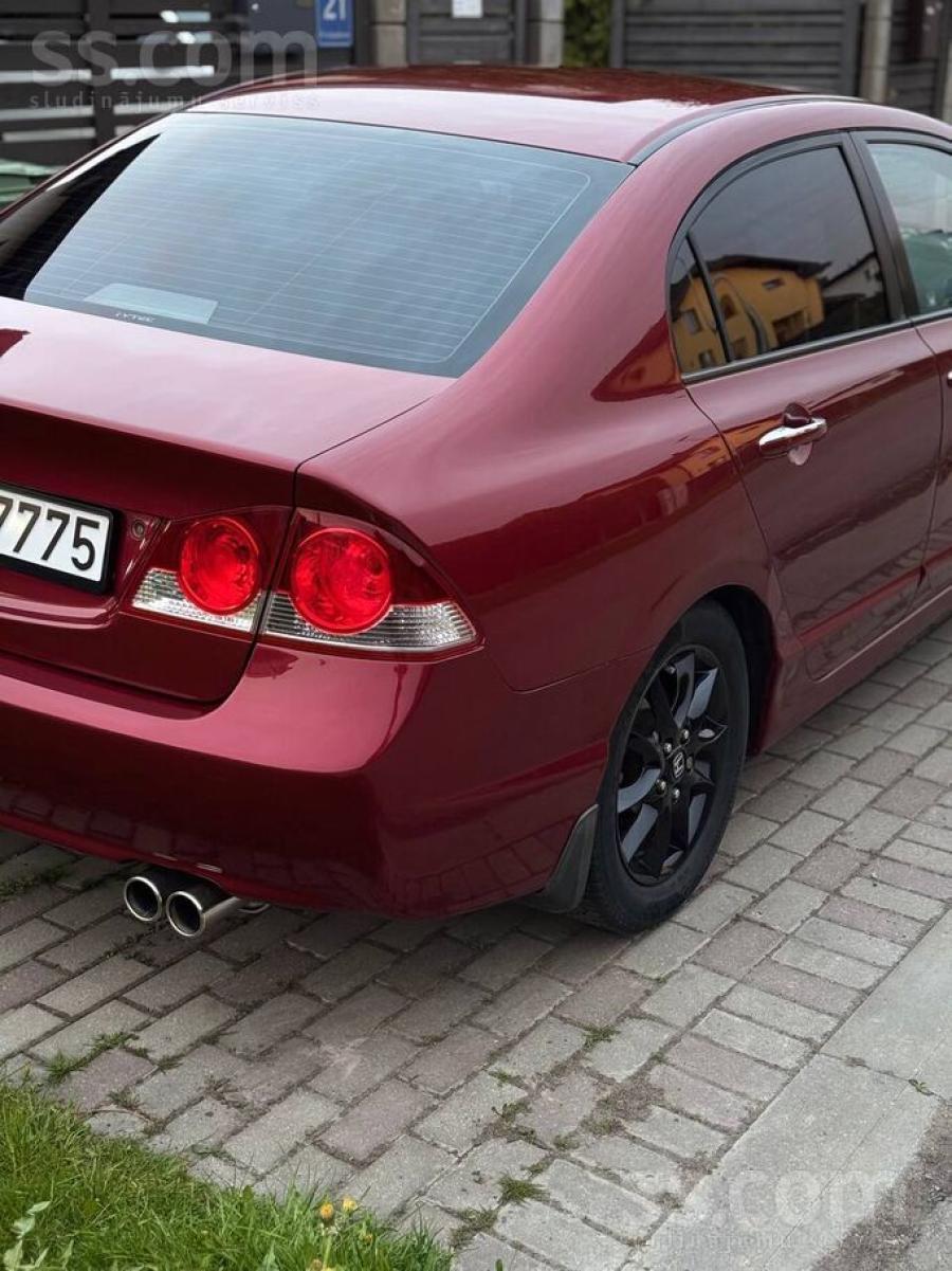 Red Honda Civic 2008 in Riga, with an engine capacity of 1.80 L and mileage of 190 thousand km for 3300 €, photo 6 on AUTOMOTO.COM.LV